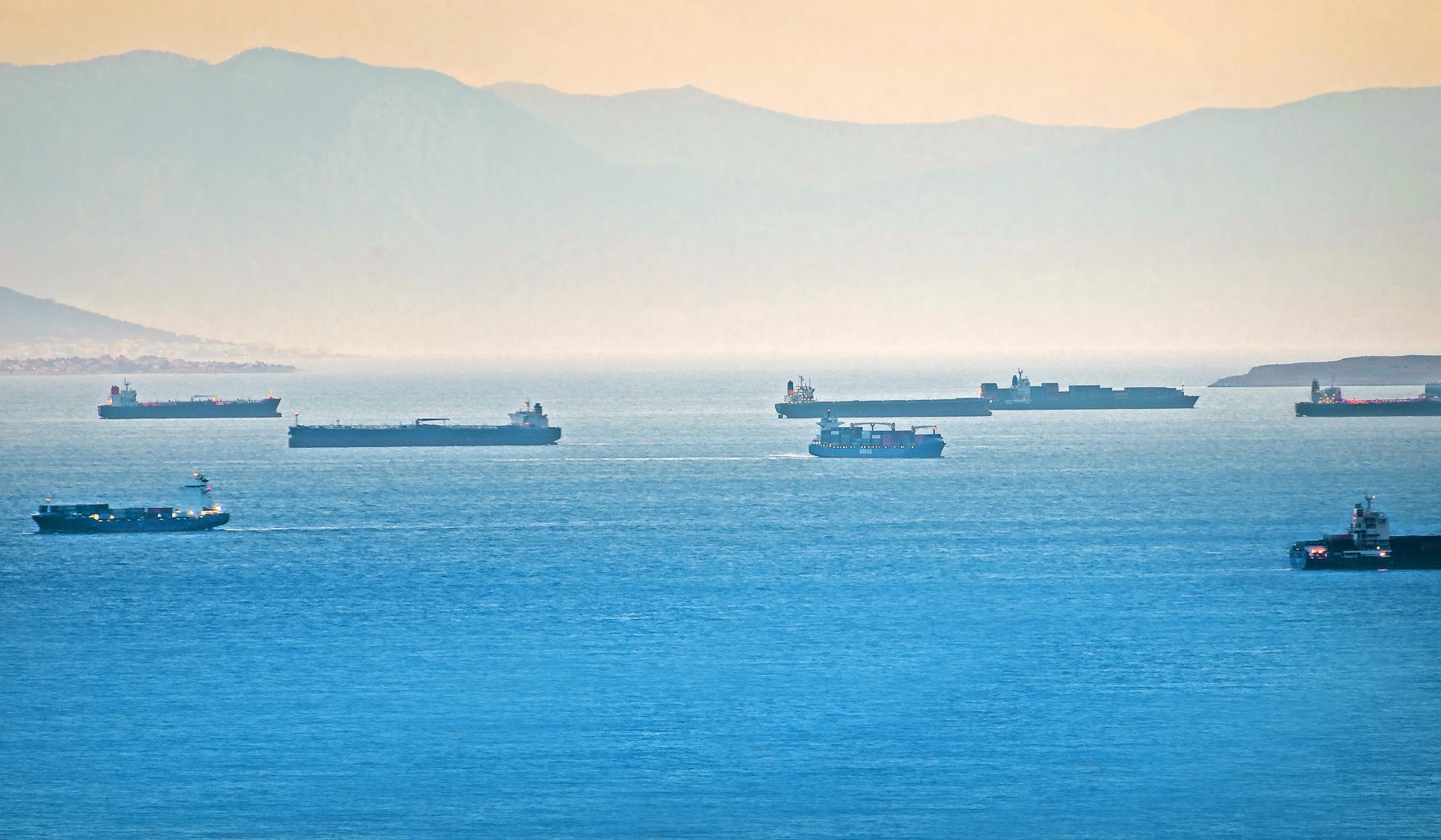 Εκατοντάδες εμπορικά πλοία «εγκλωβισμένα» σε Μαύρη Θάλασσα και Θάλασσα ...