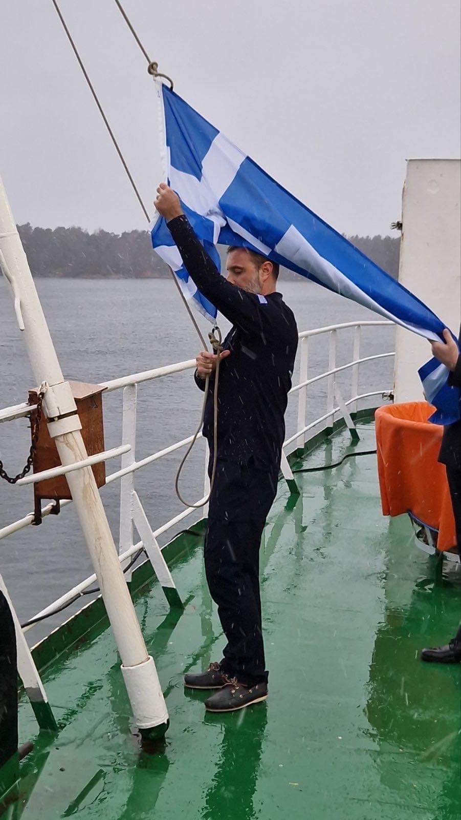 «ΑΝΕΜΟΣ»: Η συγκίνηση της ύψωσης της ελληνικής σημαίας σε πλοία μας ...