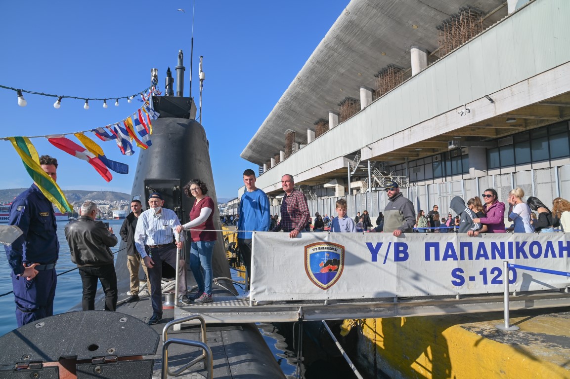 Πλήθος κόσμου στα πλοία του Πολεμικού Ναυτικού στον Πειραιά - Ναυτικά ...