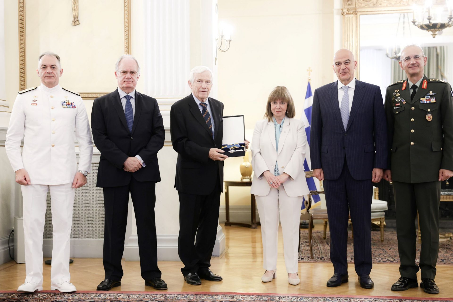 Παρασημοφόρηση Π. Λασκαρίδη για την προσφορά του στην Πατρίδα - Ναυτικά ...